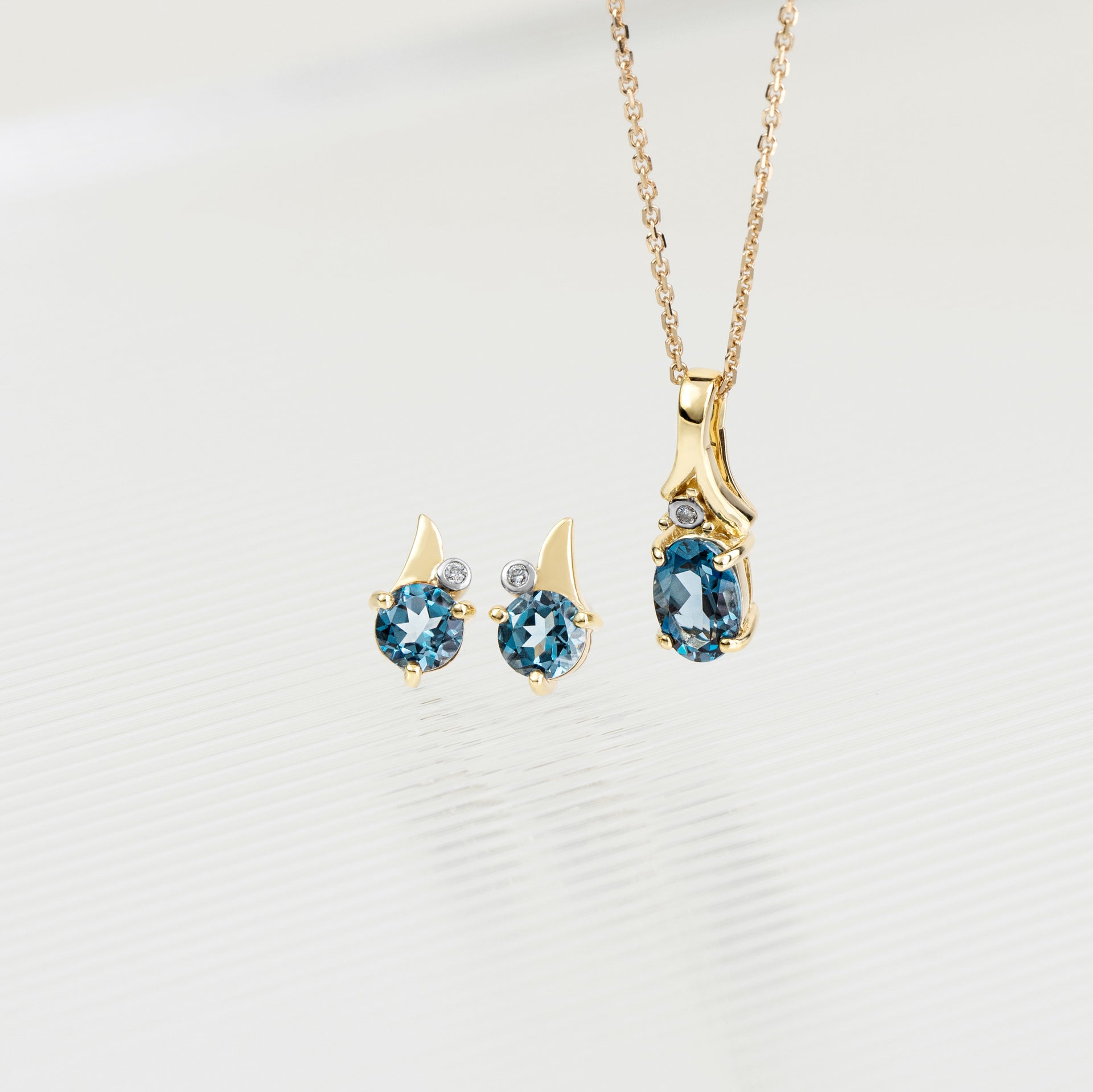 Gemondo Thailand l An English Jewelry brand selling natural gemstone ...